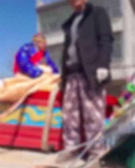 老人躺棺材上给自己办葬礼，“穿着寿衣蒙着脸，有乐队跟随”，官方回应：没这样的习俗，马上调查处理视频