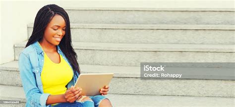 도시에서 태블릿 Pc와 행복 미소 젊은 아프리카 여성의 초상화 광고 텍스트에 대한 빈 복사 공간 읽기에 대한 스톡 사진 및 기타 이미지 Istock