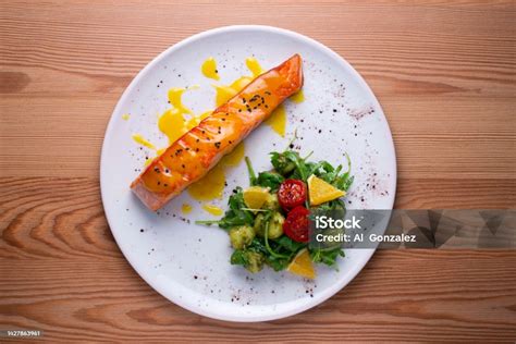 오렌지 소스와 샐러드와 함께 구운 연어 전형적인 지중해 연안 요리 미식가에 대한 스톡 사진 및 기타 이미지 미식가 스테이크