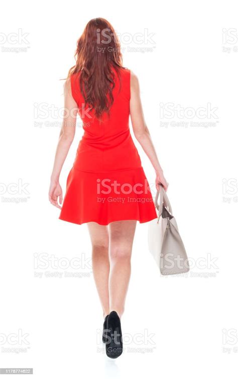 전체 길이1 인후면 보기 1819 세 아름 다운 빨간 머리 백인 젊은 여자 십대 소녀 앞을 걷는 흰색 배경 을 입고 드레스와 하이힐을 입고 행복쾌활 하 고 지갑을 들고 18