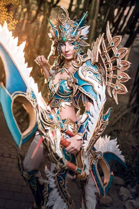 World Of Warcraft Cosplayer Brings Alexstrasza To Life Bell Of Lost