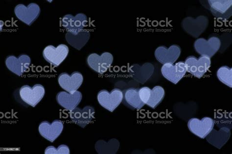 발렌타인 다채로운 하트 모양의 흰색 검은 배경 조명 보케 에 장식 밤 배경 벽지 흐리게 발렌타인 데이 사랑 배경 조명 하트 모양의 부드러운 밤 추상 개념에 대한 스톡 사진