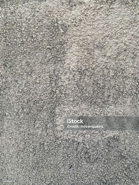 고르지 않은 표면 자연스러운 균열 및 미묘한 결함이 있는 거친 콘크리트 질감 산업 브루탈리즘 및 건축 디자인에 적합합니다 배경 3d 렌더링 및 원시적이고 견고한 시멘트