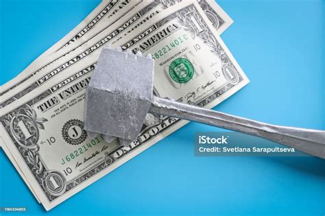 파란색 배경에 생 고기를 이길 망치에 의해 분쇄 한 달러 지폐 미국 통화 제품의 가격 상승의 개념 1에 대한 스톡 사진 및 기타 이미지 Istock