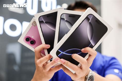 Nam thanh niên cầu hôn bạn gái bằng iPhone Pro Max trong ngày đầu mở bán