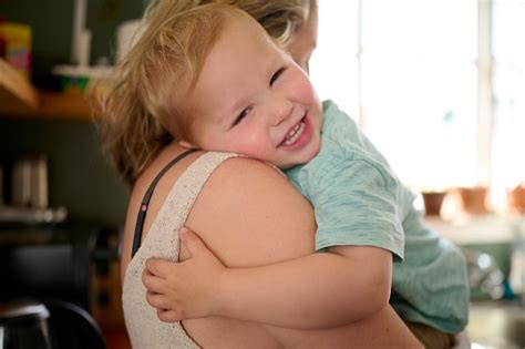 가족 사랑 그리고 엄마와 아들이 함께 집 부엌에 서서 포옹하는 아이들 아이들 포옹과 신뢰 여자와 남자 아이가 집에서 유대감을