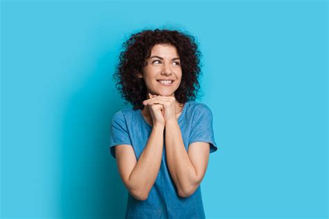 파란 드레스를 입은 사려 깊은 백인 곱슬 머리 의 여자는 멀리 찾고 스튜디오 벽에 뭔가에 대해 꿈꾸고있다 배경 주제에 대한 스톡 사진 및 기타 이미지 Istock