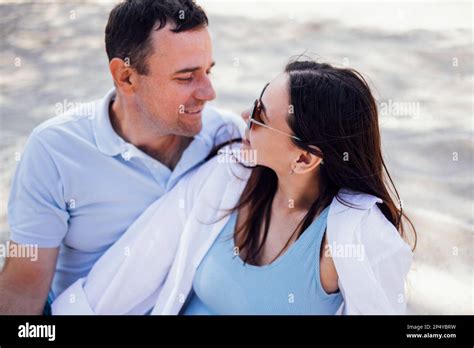 Ein Weißes Paar Das Sich An Einem Sandstrand Liebt Ein Junger Mann