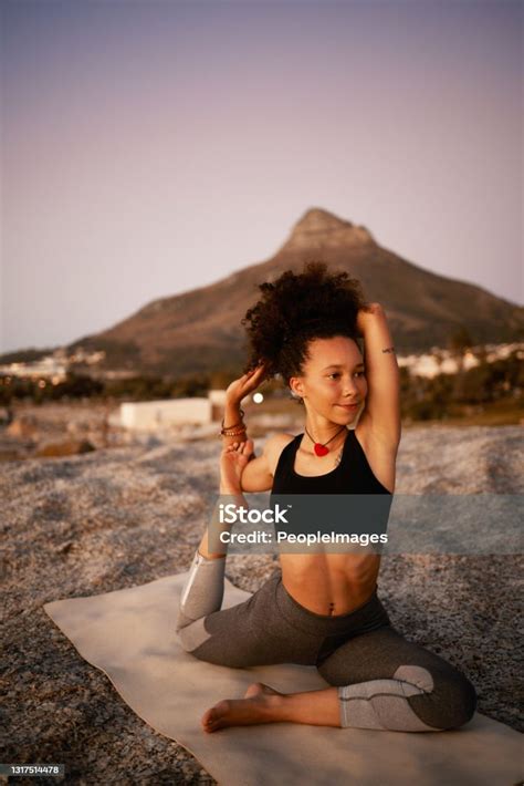 일몰에 해변에서 요가를 연습 매력적인 젊은 여자의 전체 길이 샷 20 24세에 대한 스톡 사진 및 기타 이미지 20 24세 20 29세 갈색 머리 Istock