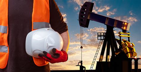 유정탑 유전에서 일하는 남자의 손 기름 추출기의 손에 헬멧 직원 석유 회사 탄화수소 분야에서의 경력 하늘 아래 석유 펌프 에너지 생산 분야에서 일하기 직업에 대한 스톡 사진