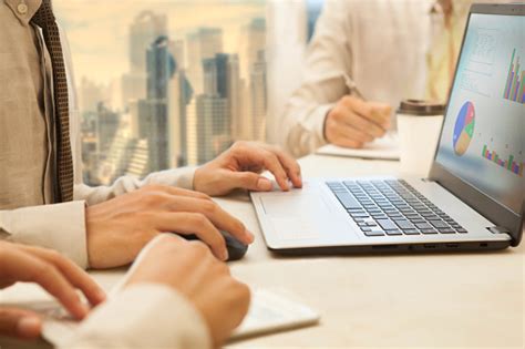 회의실에서 비즈니스 인력 분석 비용 그래프를 갖춘 팀워크 계획에 대한 스톡 사진 및 기타 이미지 계획 그래프 금융