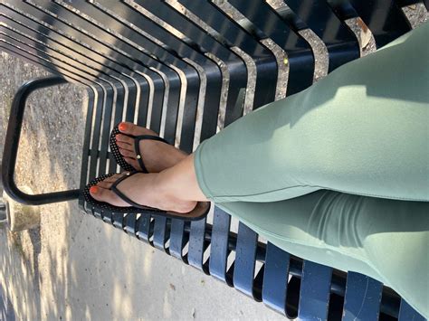 Putting On A Show On A Park Bench Rpublicfeetpics