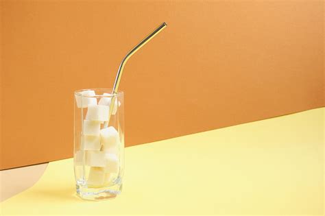 유리 베이지 색 및 갈색 배경 복사 공간에 금속 재사용 가능한 칵테일 튜브와 흰 설탕 큐브 가득 찬에 대한 스톡 사진 및 기타