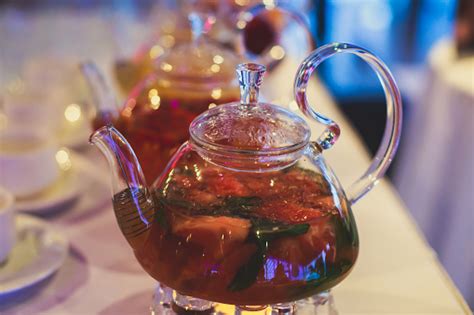 촛불이있는 테이블에 사과 레몬 생강이있는 맛있는 녹차와 함께 투명한 주전자 주전자의 아름다운 따뜻한 그림과 배경에 디저트가 있습니다n 0명에 대한 스톡 사진 및 기타 이미지