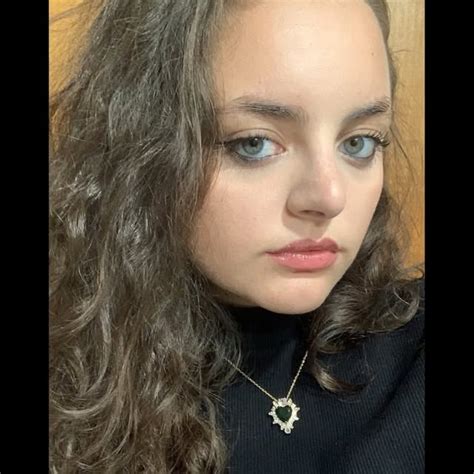 Daniela Esposito Danielaesposito • Threads Say More