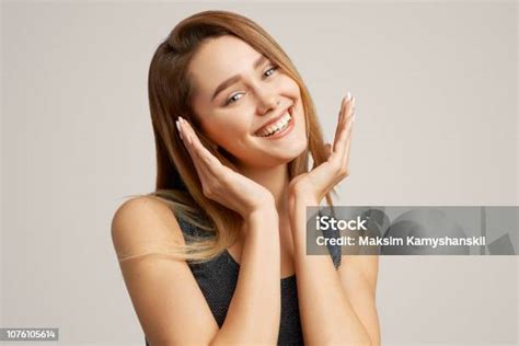 넓은 하얀 미소와 건강 한 깨끗 한 피부 귀여운 여자의 큰 얼굴 초상화 에너지와 행복의 개념입니다 흰색 배경에 고립 된 스튜디오 초상화 귀여운에 대한 스톡 사진 및 기타