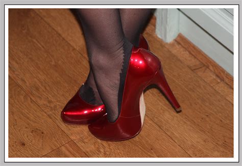 배경 화면 빨간 스타킹 구두 가죽 뒷굽 멜빵 단도 섹시한 다리 신발류 인간의 몸 하이힐 야외 신발