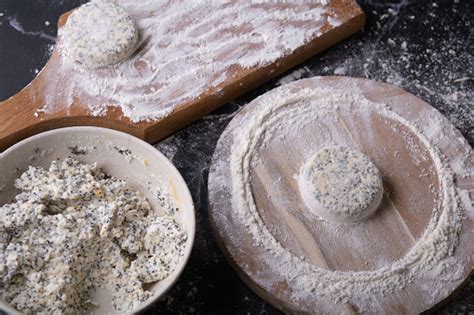 코티지 치즈 계란 밀가루 및 설탕이 섞인 사진 접시 나무 판에 코티지 치즈 케이크가 있습니다 0명에 대한 스톡 사진 및 기타 이미지 Istock