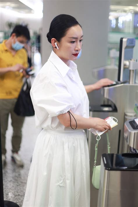 秦海璐一袭白裙穿搭清爽 摘口罩明艳红唇优雅精致 搜狐大视野 搜狐新闻