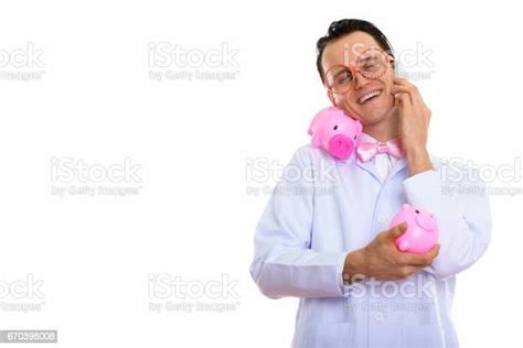두 개의 저금통을 휴대 전화에 대 한 얘기 하면서 웃 고 행복 한 미친 남자 의사의 스튜디오 샷 20 29세에 대한 스톡 사진 및 기타 이미지 Istock