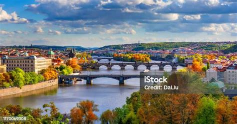체코 프라하의 블타바 강에서 찰스 다리의 가을 전망 레트나 공원의 인기 있는 전망대에서 찰스 브리지 프라하 구시가지 블타바 강의 가을 전망 0명에 대한 스톡 사진 및 기타