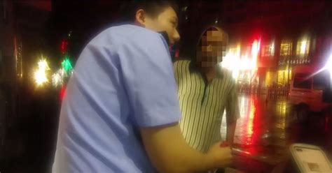 暖心民警雨夜护送醉酒老人回家 新闻频道 和讯网