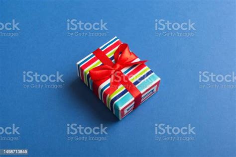 ห่อคริสต์มาสหรือวันหยุดอื่น ๆ ที่ทําด้วยมือในปัจจุบันในกระดาษที่มีริบบิ้นสี กล่องของขวั ภาพสต็อก