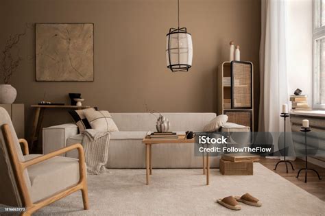 모형 포스터 프레임 아이게 소파 유리 커피 테이블 베이지색 벽 푸프 등나무 찬장 슬리퍼 나무 벤치 및 개인 액세서리가 있는