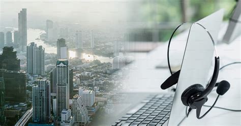 콜 센터의 헤드셋 및 고객 지원 장비는 적극적으로 서비스 할 준비가되었습니다 기업 비즈니스 헬프 데스크 및 전화 지원 개념