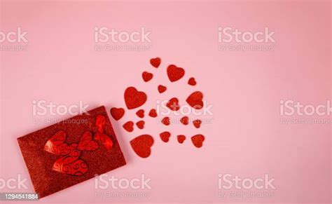 해피 발렌타인 데이 플랫레이 상단 보기 선물 선물 상자 하트 부드러운 분홍색 배경에 안경 발렌타인 데이 또는 새해 인사말 카드 2월에 대한 스톡 사진 및 기타 이미지