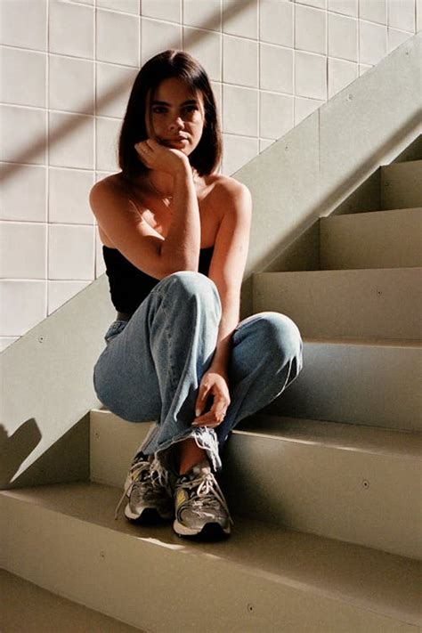 35 세 35mm Mm 가구 가벼운 가족 갈색 머리 거리 계단 그림자 머리 메르 카도 메트로 모델 방 볼량 불빛 불을 켜다 브루노 실바