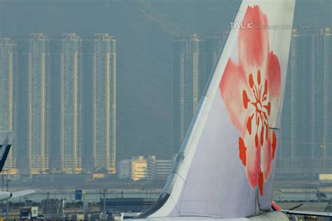无人家机场横图室外白天正面幸福纯洁飞机飞机场樱花中国亚洲许多停靠盛开符号图案房屋屋子公寓交通很多