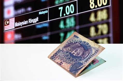 통화 교환 돈 배경의 디지털 보드에 흰색 바닥에 말레이시아 1 링깃 은행권 말레이시아 링깃에 대한 스톡 사진 및 기타 이미지 말레이시아 링깃 투자 0명 Istock