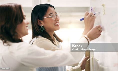 여성 팀워크 및 스타트업 미소로 계획 브레인스토밍 및 전략을 위한 글쓰기 행복한 여성 관리자 화이트보드와 펜으로 아이디어 혁신 및 협업 지원 20 24세에 대한 스톡 사진