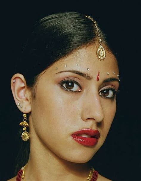 11 Gorgeous New Bindi Designs To Doll Up Bridal Bindi Designs