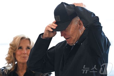 포토 매사추세츠 소방서 방문하며 모자 쓰는 바이든 뉴스1