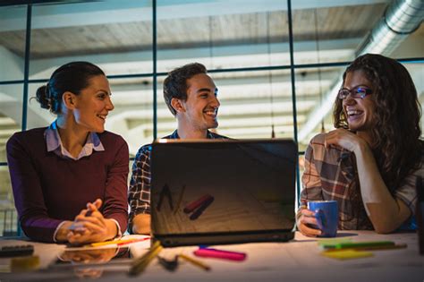 크리에이 티브 영 사무실 동료 디자이너 건축가 디자인 스튜디오에서 함께 회의 중에 이야기 건축가에 대한 스톡 사진 및 기타 이미지 Istock