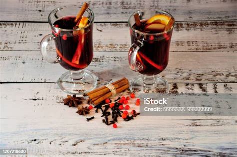 과일과 계피 조각 뜨거운 와인의 두 잔은 향신료의 산란으로 장식 된 테이블에 서있다 0명에 대한 스톡 사진 및 기타 이미지 0명 강림절 건설 프레임 Istock