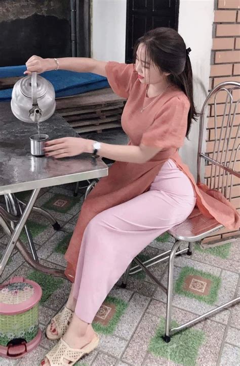 Ghim của Trong Gio Ta Ao Em Bay trên Satin dress love Áo dài Phụ nữ Nụ cười