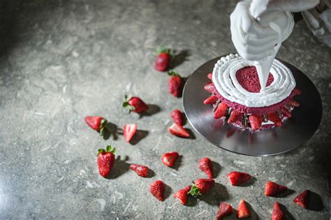 패스트리 마스터는 부엌에서 딸기와 초콜릿 케이크를 준비 각설탕에 대한 스톡 사진 및 기타 이미지 각설탕 과일 달콤한 음식