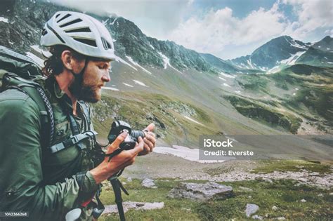 산 모험 개념 여름 휴가 여행 라이프 스타일 야외 탐험 야생 자연 입고 헬멧에에서 하이킹 배낭 여행자 남자 사진 감정에 대한 스톡 사진 및 기타 이미지 Istock