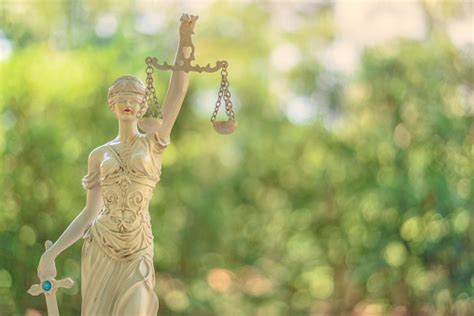 변호사 정의 및 법률 개념의 법률 사무소 테미스의 조상 신성한 법 정의의 타이탄 여신 지혜와 훌륭한 조언의 여인으로 묘사되는 고대 그리스 티탄은 눈가리개를 착용합니다 0명에