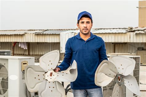 전문 전기 남자가 건물의 지붕 상단에 중앙 에어컨 시스템의 장치의 깨진 팬을 수리하고 파란색 유니폼과 머리 모자를 착용 기술자에 대한 스톡 사진 및 기타 이미지 Istock