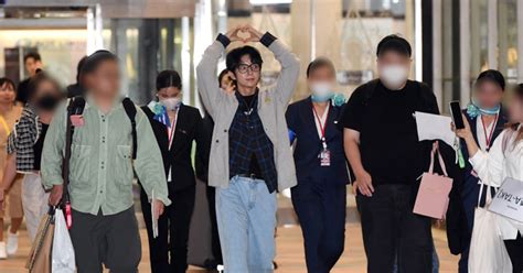 [포토]이준기 머리 위로 하트