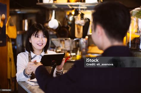 현대 카페 타이페이에서 고객에게 지불 터미널을 주는 해피 아시아 바리스타 레스토랑에 대한 스톡 사진 및 기타 이미지 레스토랑