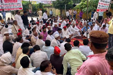Hospital Hospital Staff Congress Leader Deepak Singh Protest Suspension Of Licence Of Amethi