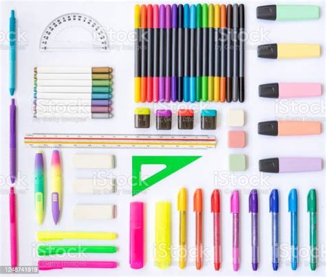 다양한 색상의 학교 및 사무 용품 눈금자 지음 마커 펜 흰색 배경에 연필 선명 맨 위 보기입니다 배경 학용품에 대한 스톡 사진 및 기타 이미지 Istock