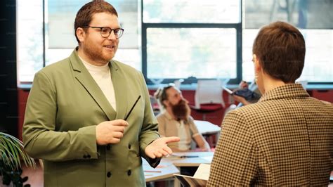 의자에 앉은 여성을 둘러싸고 서 있는 한 무리의 사람들 사진 Unsplash의 사무실 이미지