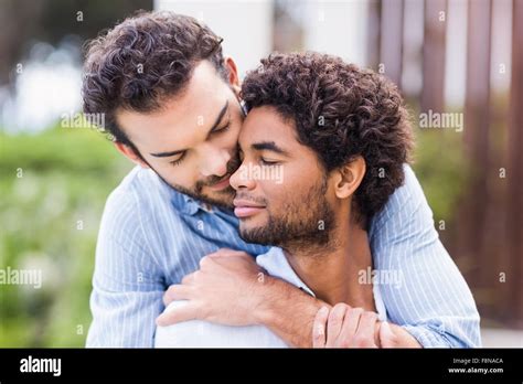 Jeune Couple Homosexuel Calin Banque De Photographies Et Dimages Haute R Solution Alamy