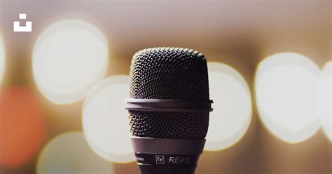 배경에 흐릿한 조명이 있는 마이크 클로즈업 사진 Unsplash의 무료 마이크 이미지